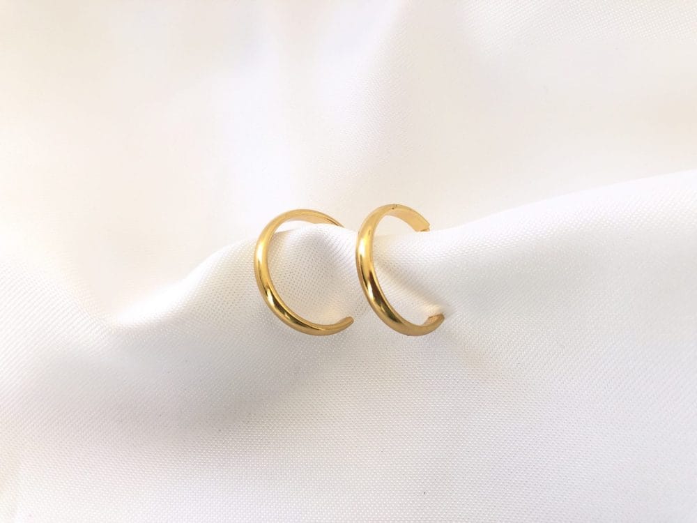 Brincos Argolas Clássicas em Aço Douradas Abertas | M'Choices