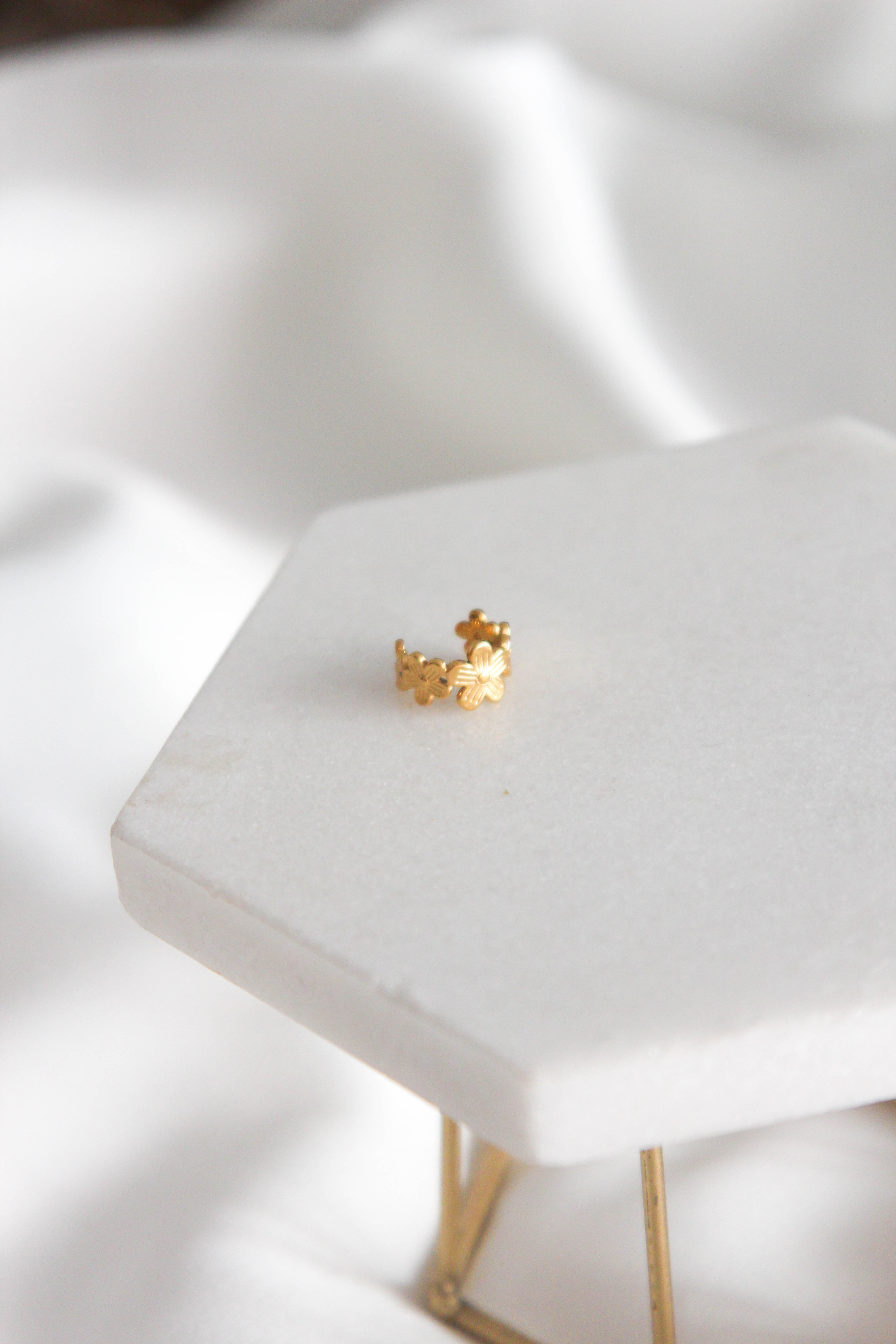 Earcuff em Aço Dourado com Flores | Earcuffs M'Choices